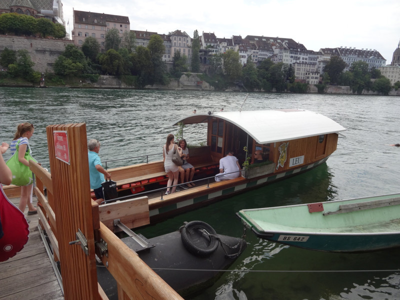 スイス観光ブログ ライン川が町の中心を流れる バーゼル 